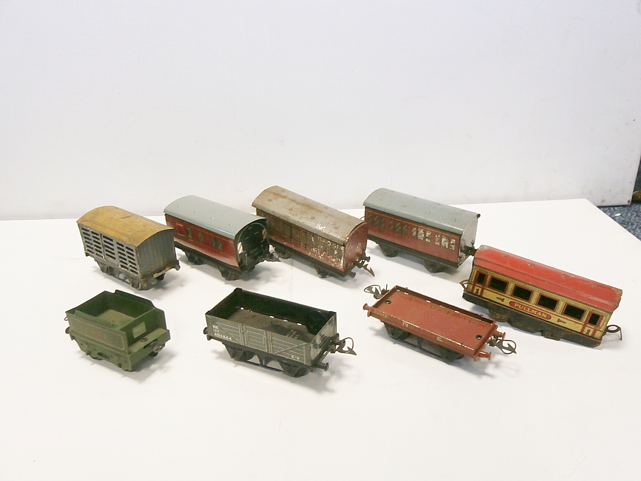0021039 Small Train Carriages x 14 off – Stockyard Prop and Backdrop Hire