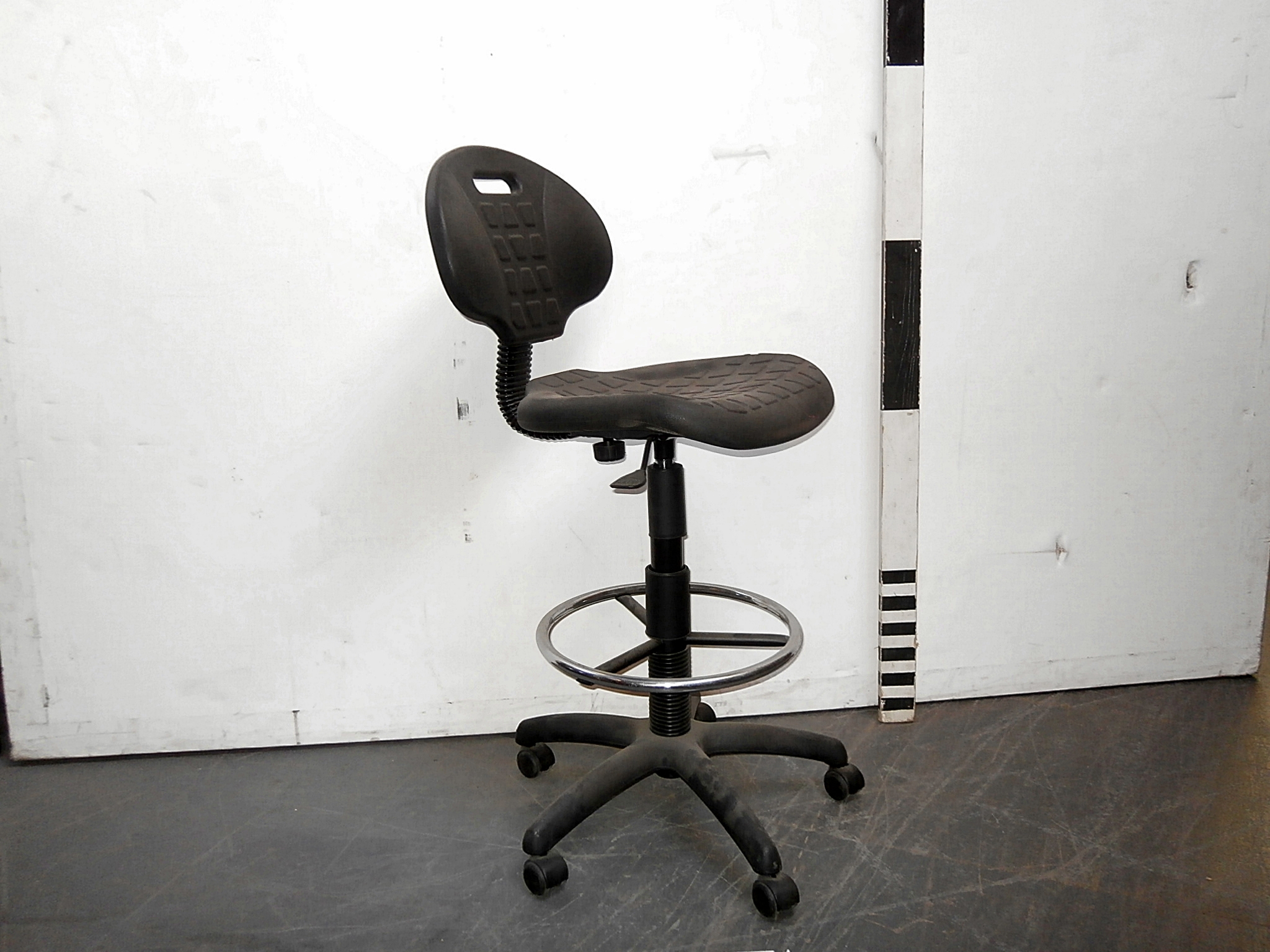 0085027 Black Rubber Swivel Chair ( H 107cm x 48 x 50 ) x 8 off ...