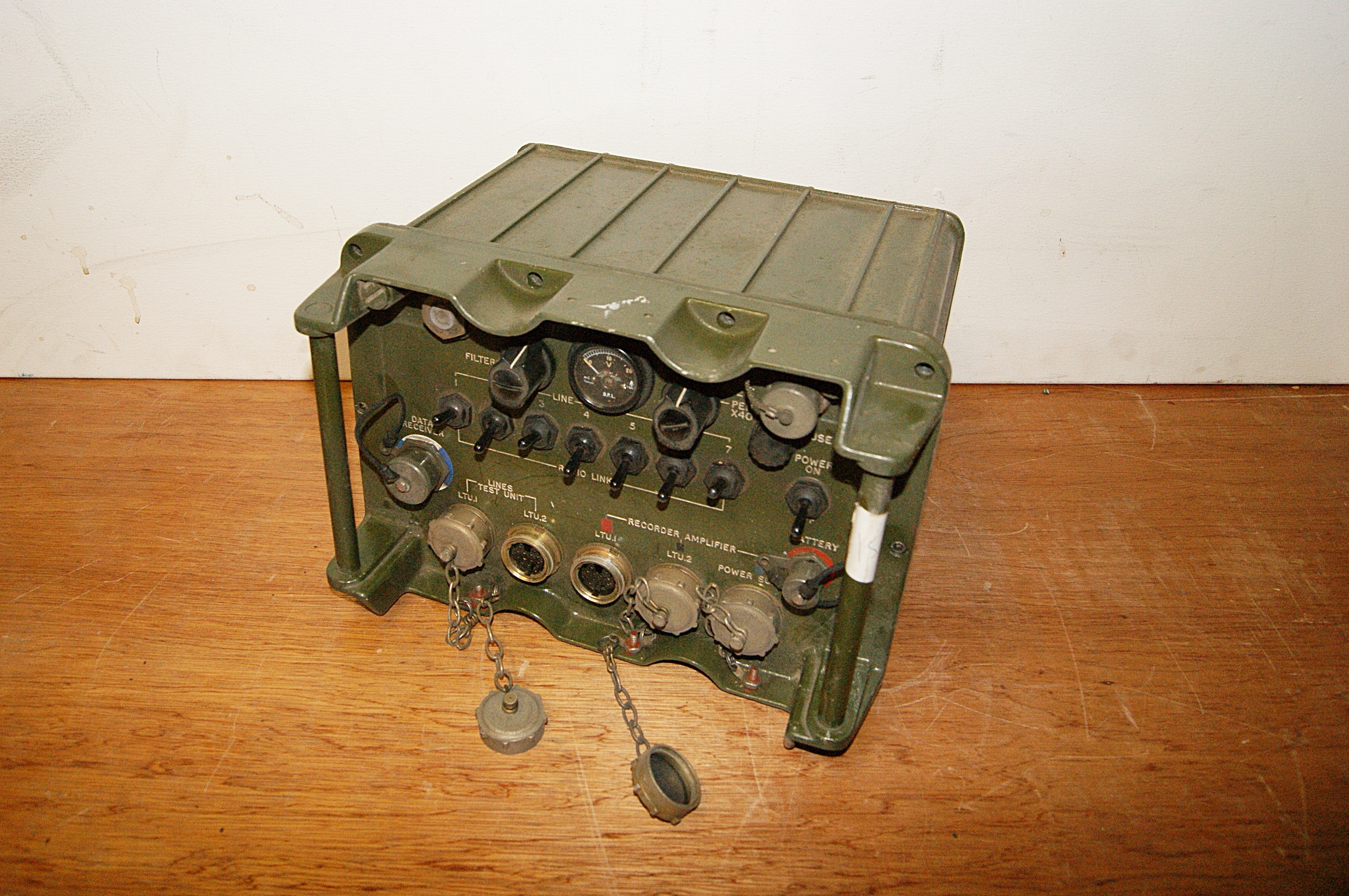 0006272 Small Military Radio ( H 22cm x 31 x 27 ) x 1off – Stockyard ...