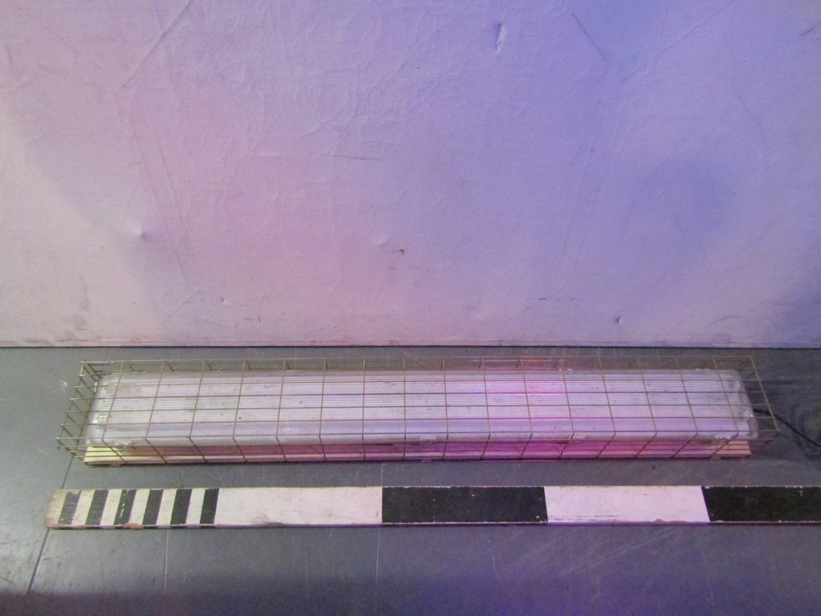 0870123 Industrial Strip Light In Cage ( H 12 cm x 132 x 17 ) x 8 off ...